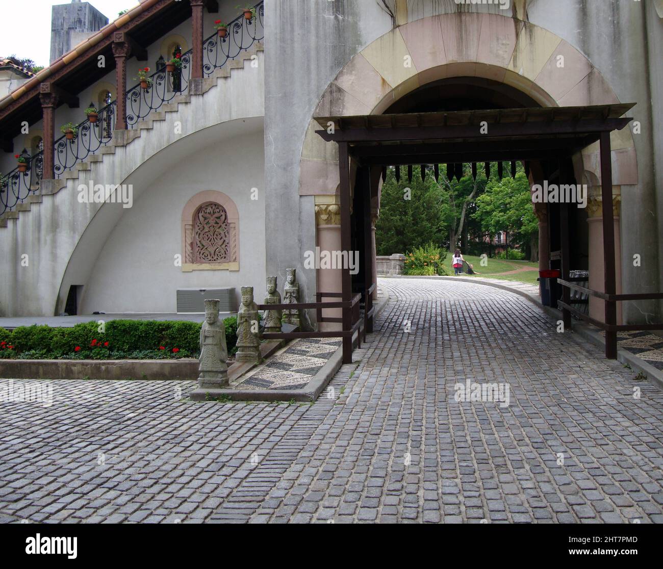 Long archway of trees hi-res stock photography and images - Alamy
