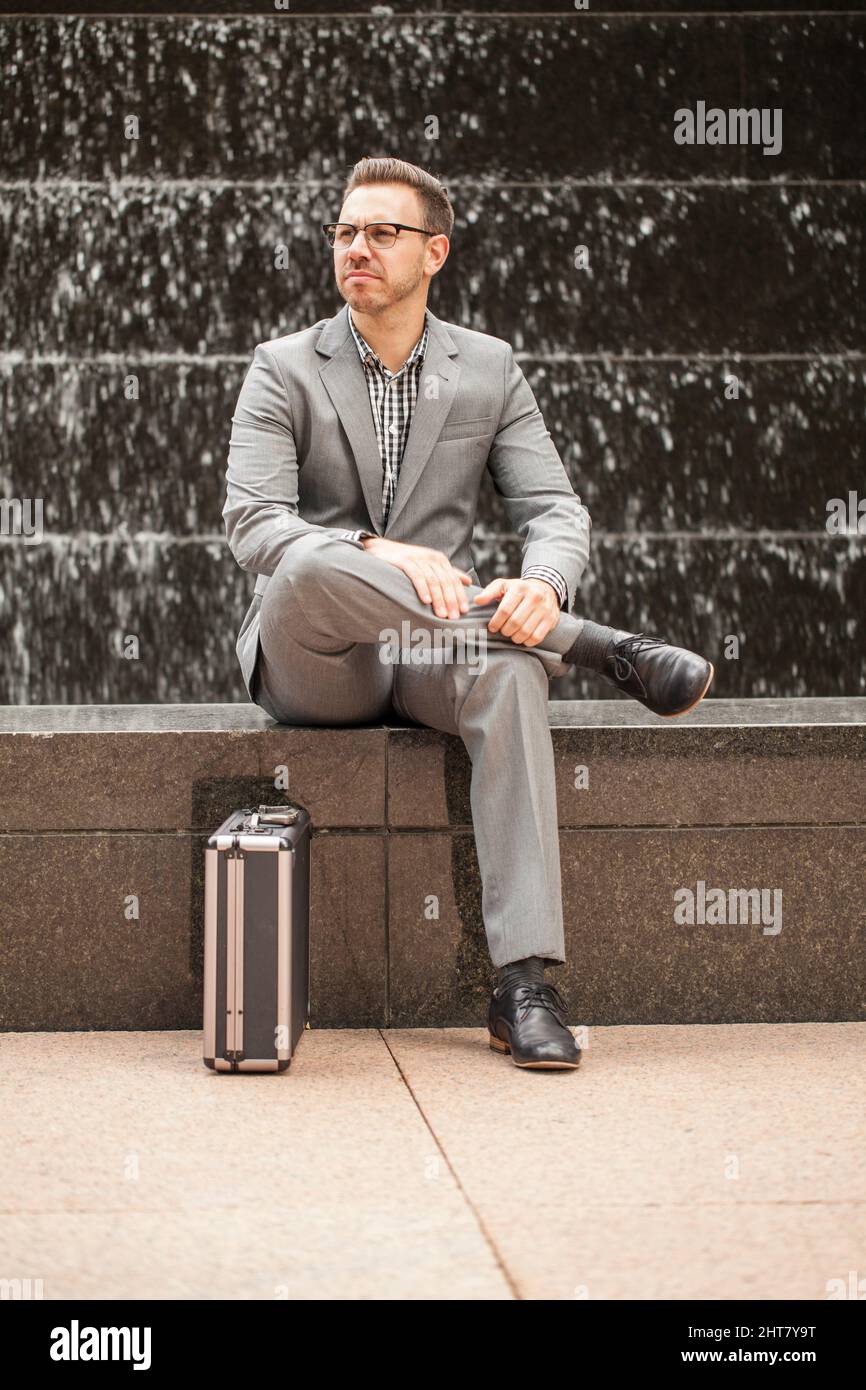 Man in suit sitting down hi-res stock photography and images - Alamy