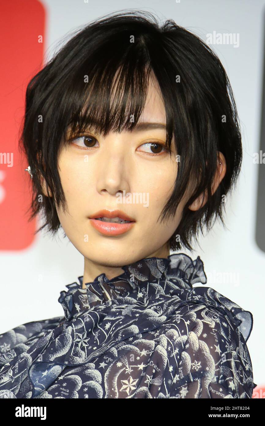 Japanese artist Kaoru Mitsumune released her first photo book and attended a press conference ...