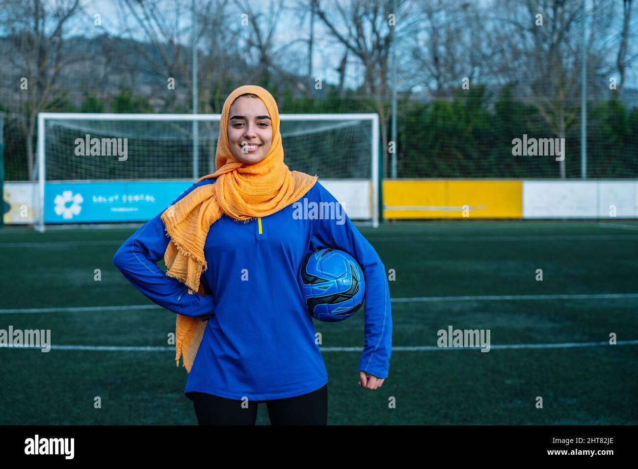 Hijab football hi-res stock photography and images - Alamy
