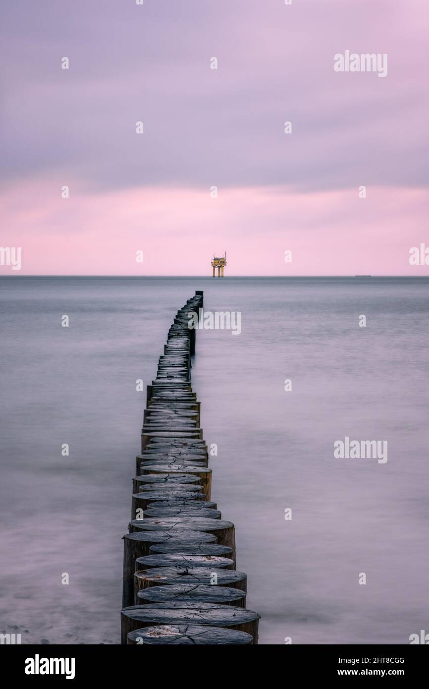 Sea oil platform hi-res stock photography and images - Alamy