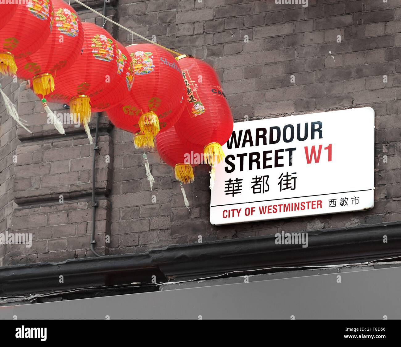 Chinese lanterns next to the street sign for Wardour Street, W1 ...