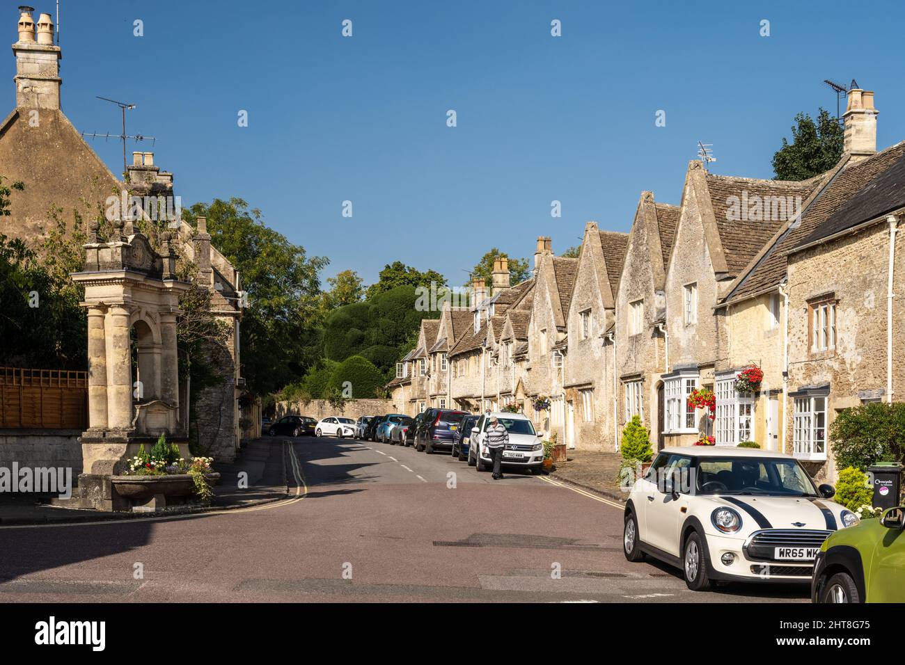 Traditional stone cottages line hi-res stock photography and images - Alamy
