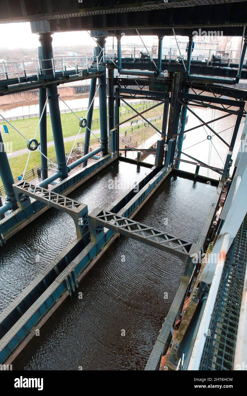 Two caisson lift hi-res stock photography and images - Alamy