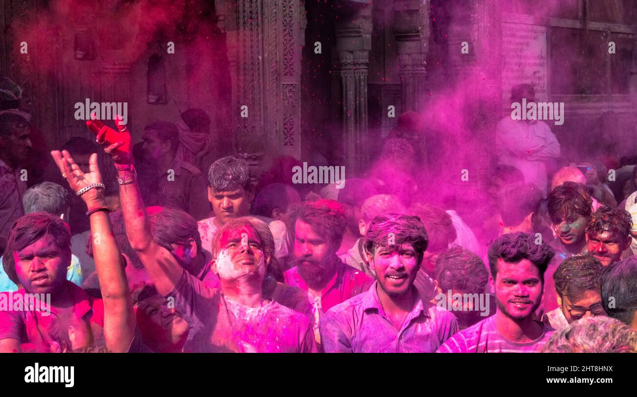 Crowd celebrating Holi Festival at Banke Bihari Temple, Vrindavan ...
