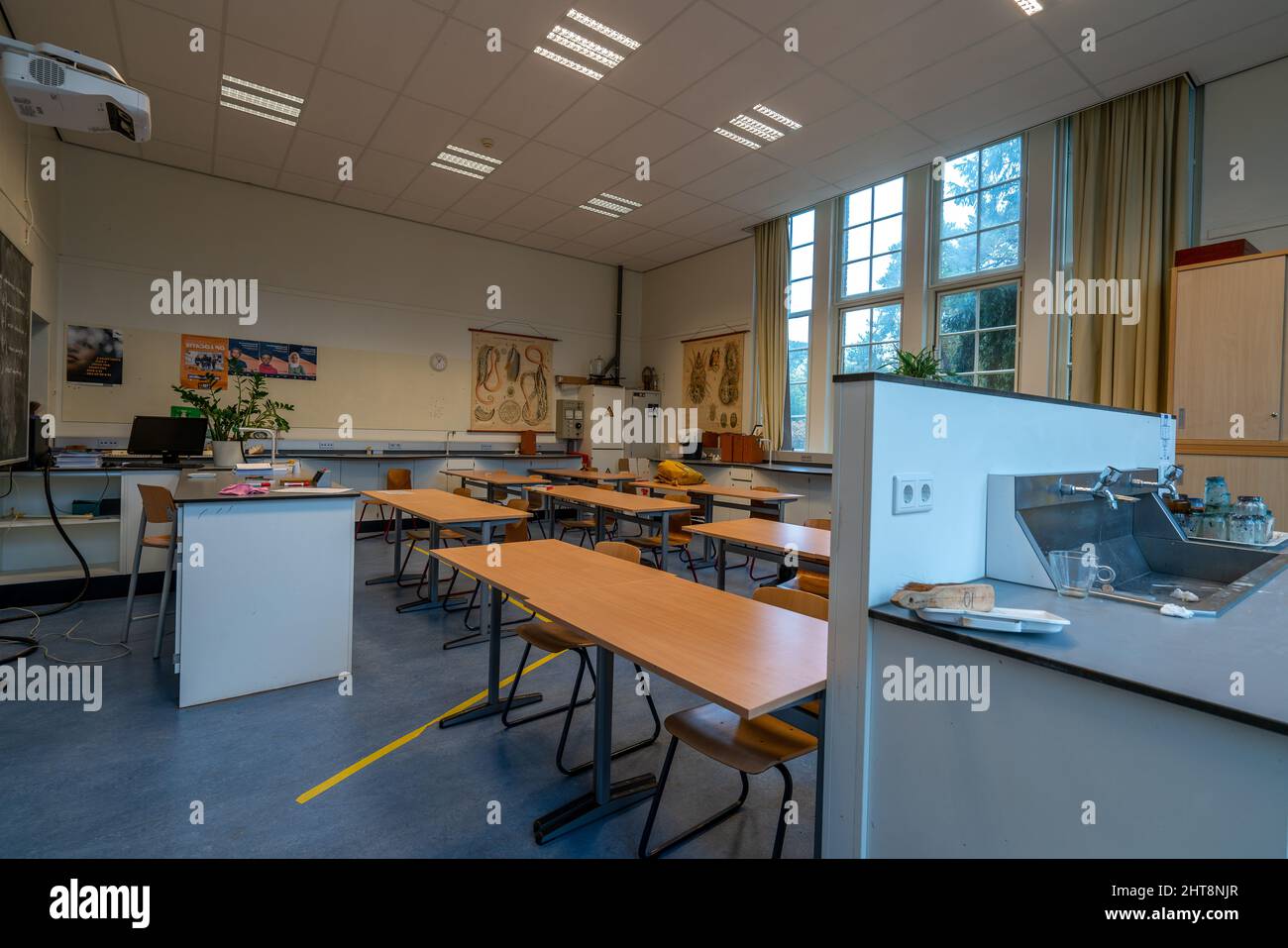 Empty classroom in an elementary school Stock Photo - Alamy