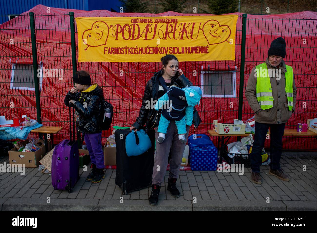 Ubla, Slovakia. 27th Feb, 2022. Ukrainian refugees on the border of ...