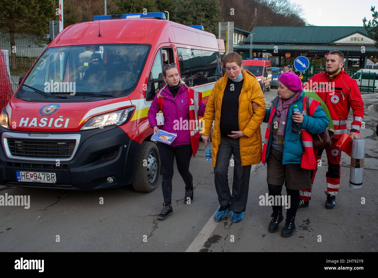 Ubla, Slovakia. 27th Feb, 2022. Ukrainian refugees on the border of ...