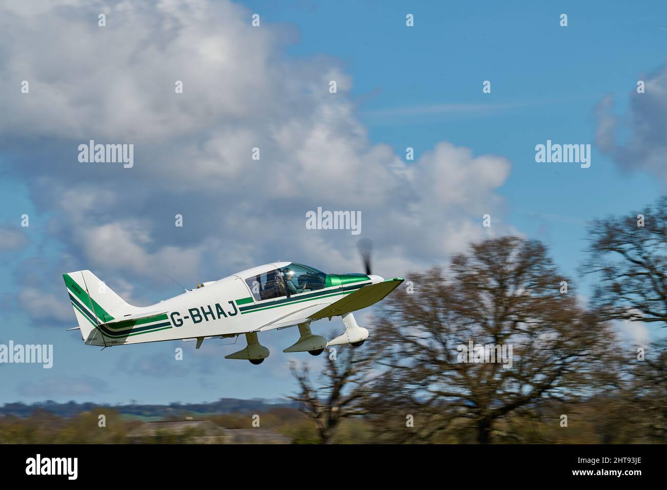 Private aircraft flying at Headcorn Airfield Stock Photo - Alamy