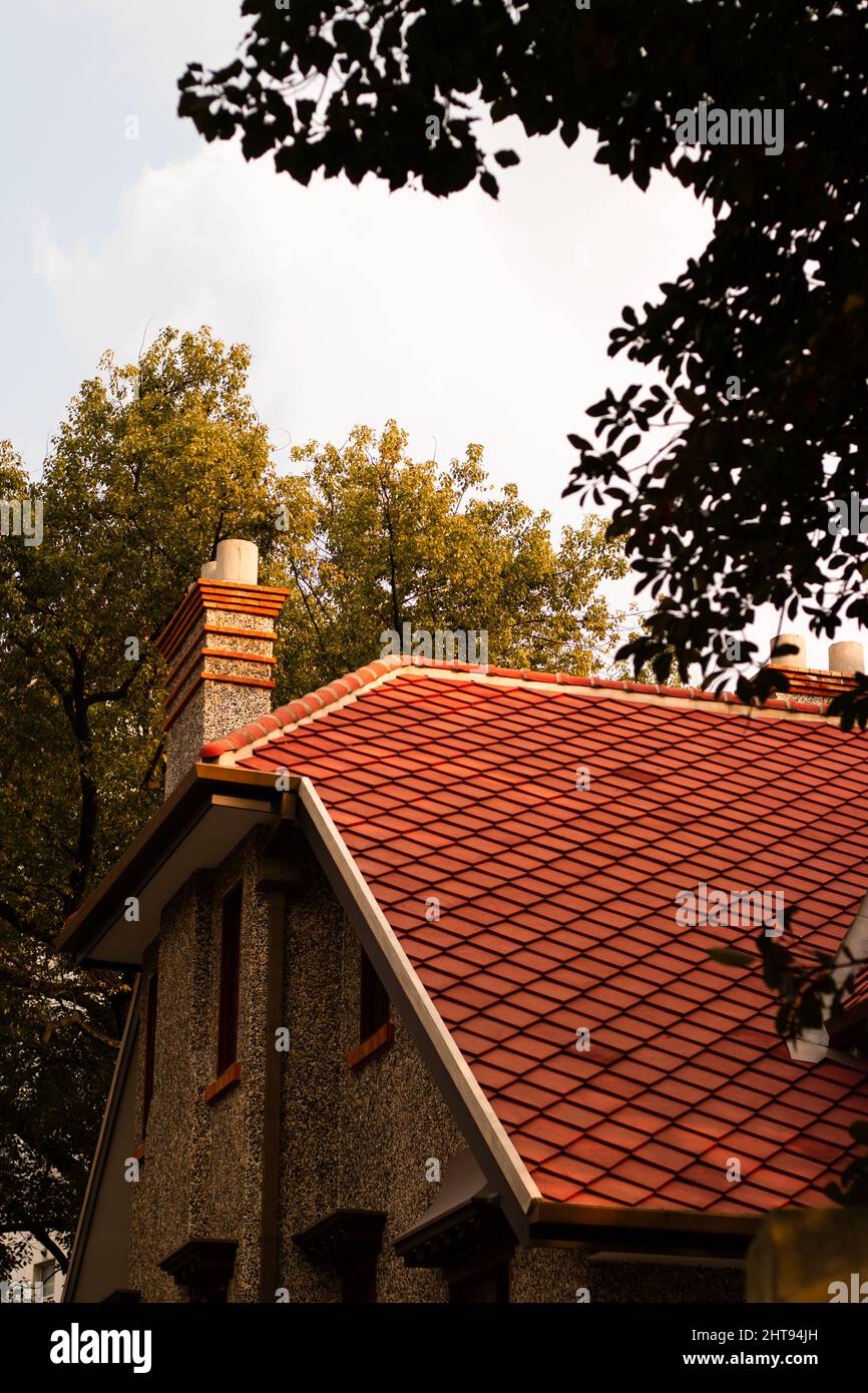 House red roof hi-res stock photography and images - Alamy