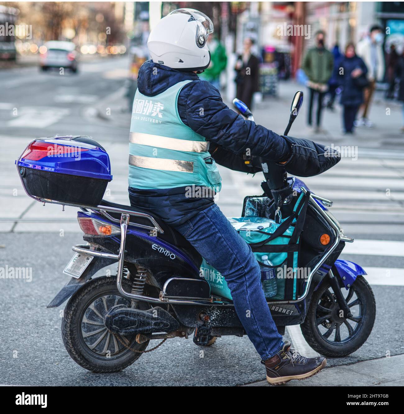 Man delivering food on bike hi-res stock photography and images - Alamy