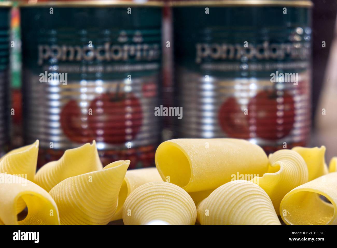 Closeup of paccheri pasta and cans of tomato puree Stock Photo - Alamy