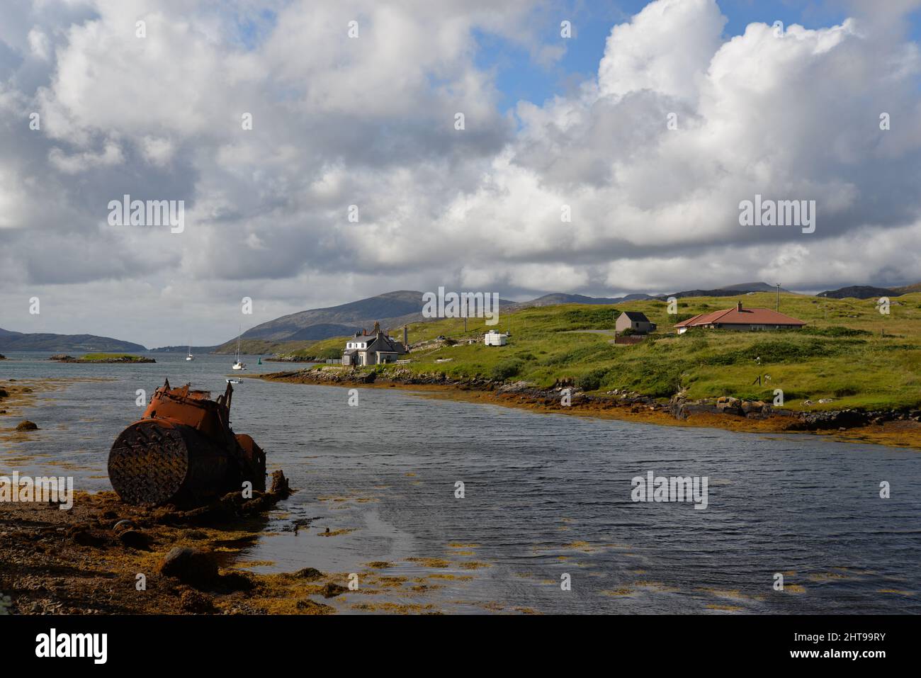 Outer hebrides houses by the sea hi-res stock photography and images ...