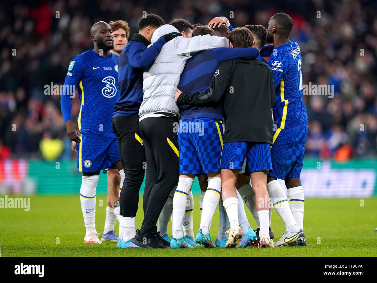 Chelsea players and staff huddle together after Kepa Arrizabalaga (not ...