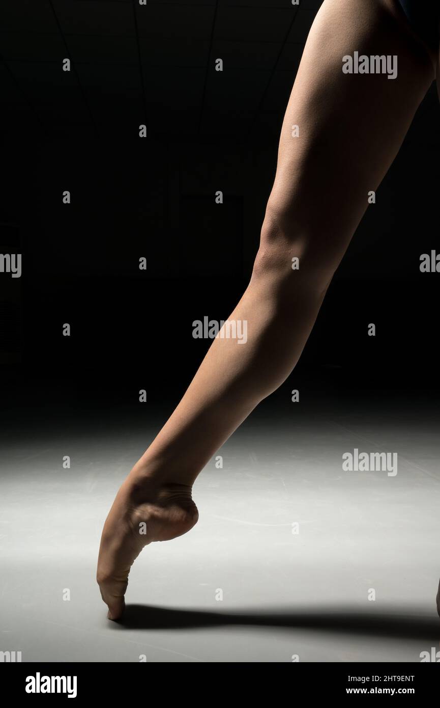 Dancers leg hi-res stock photography and images - Alamy