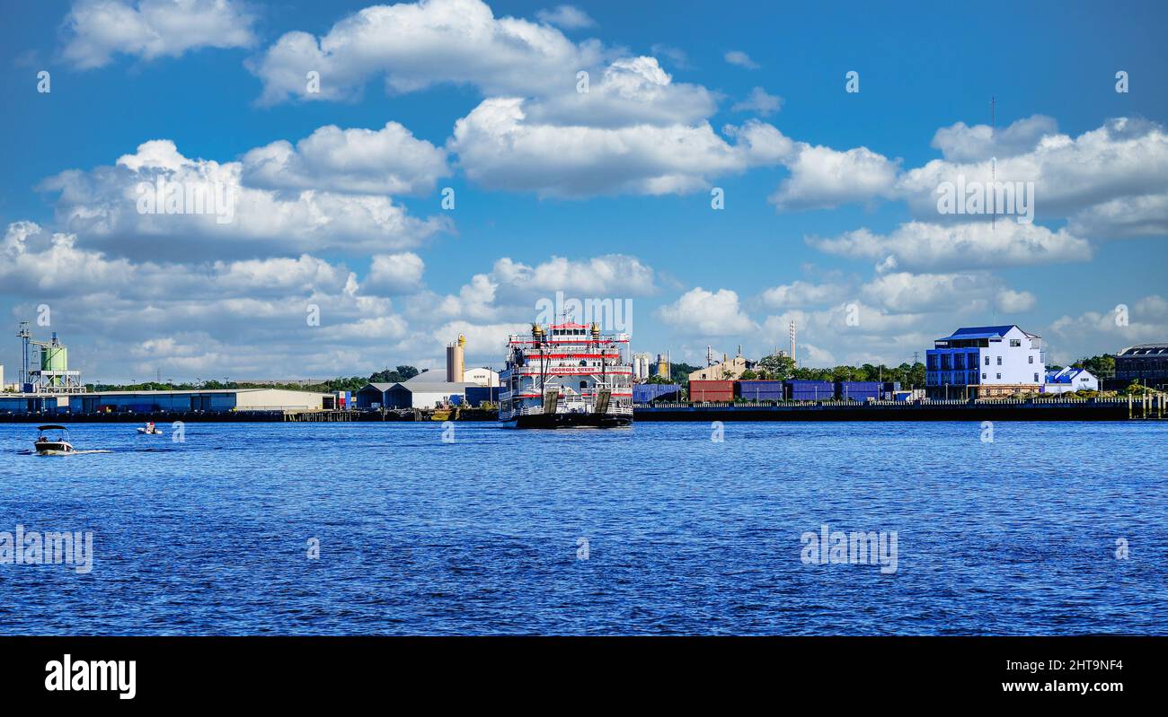 Georgia Queen Crossing the Savannah River Stock Photo - Alamy