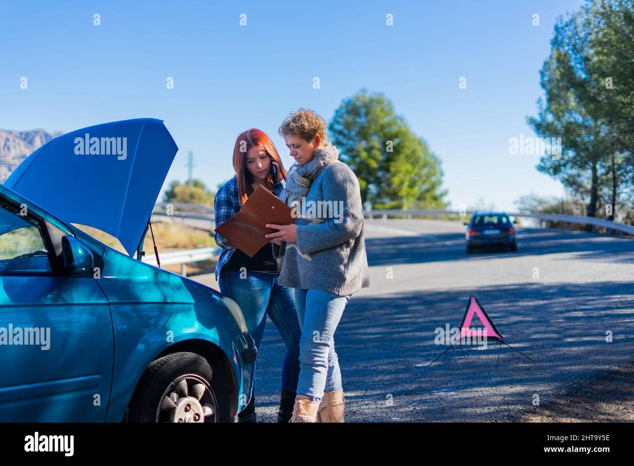 Two women broken down car hi-res stock photography and images - Alamy