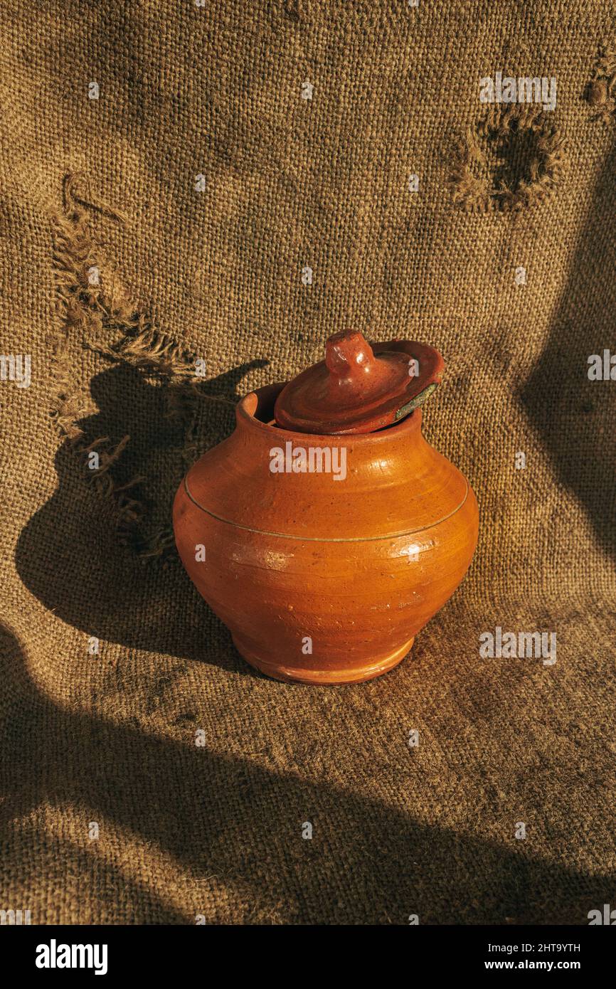 Closeup shot of clay pot on a burlap background Stock Photo - Alamy