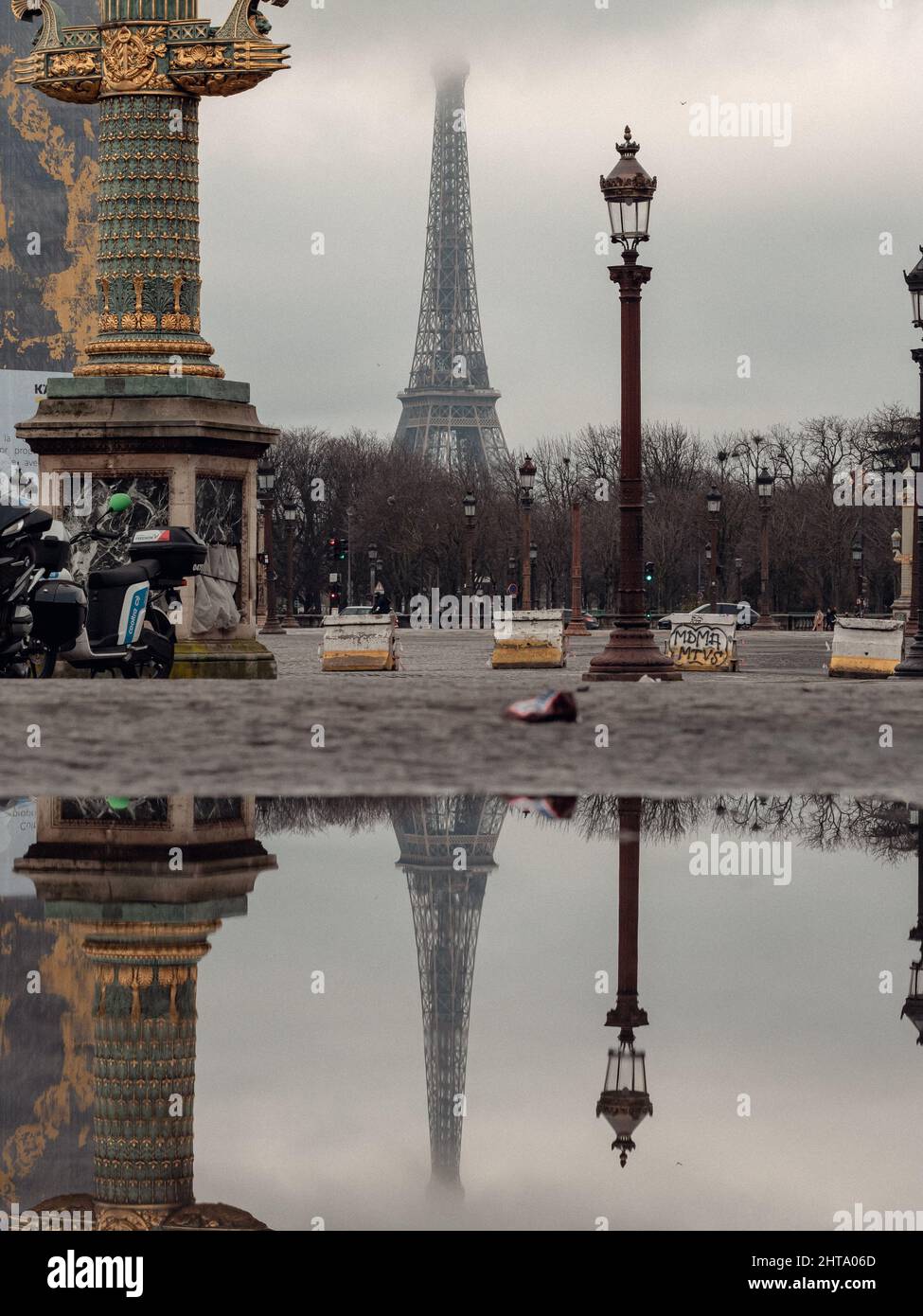 Cityscape view of Eiffel tower with reflection in the water during the daylight in Paris Stock ...