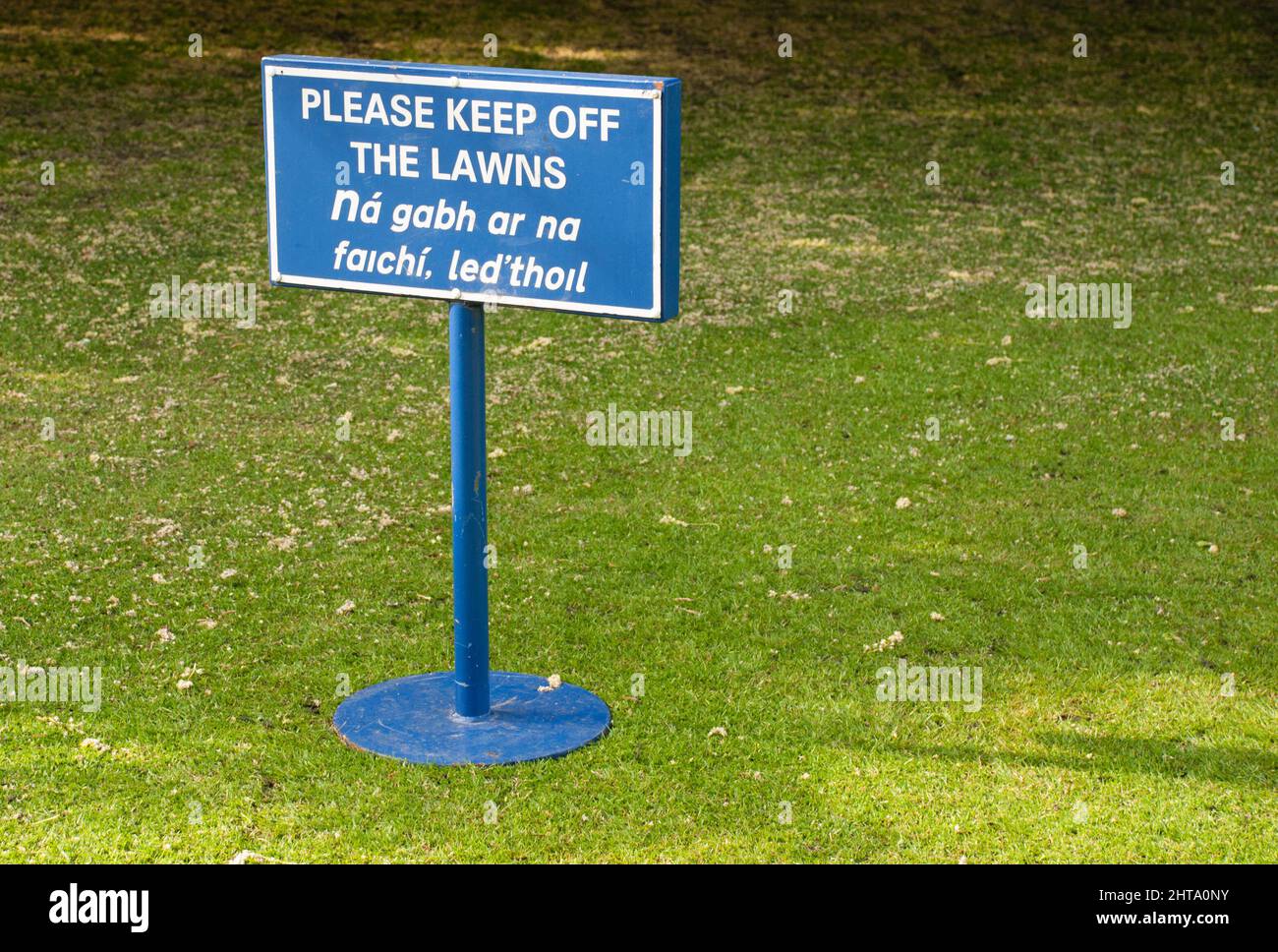 "Please keep off the lawns" sign Stock Photo - Alamy