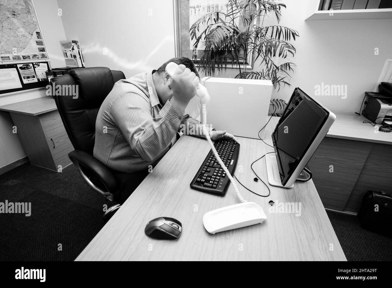 Angry man frustrated with desktop computer Stock Photo - Alamy