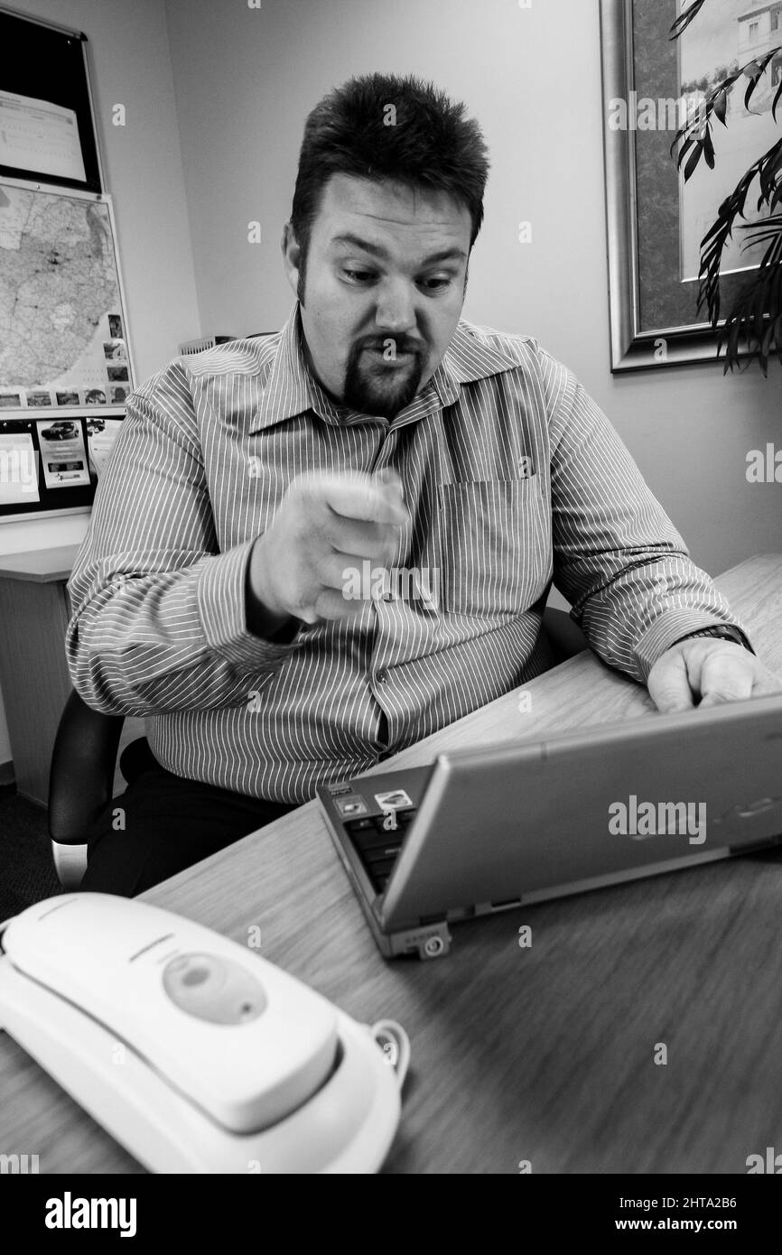 Angry man frustrated with broken laptop computer Stock Photo - Alamy