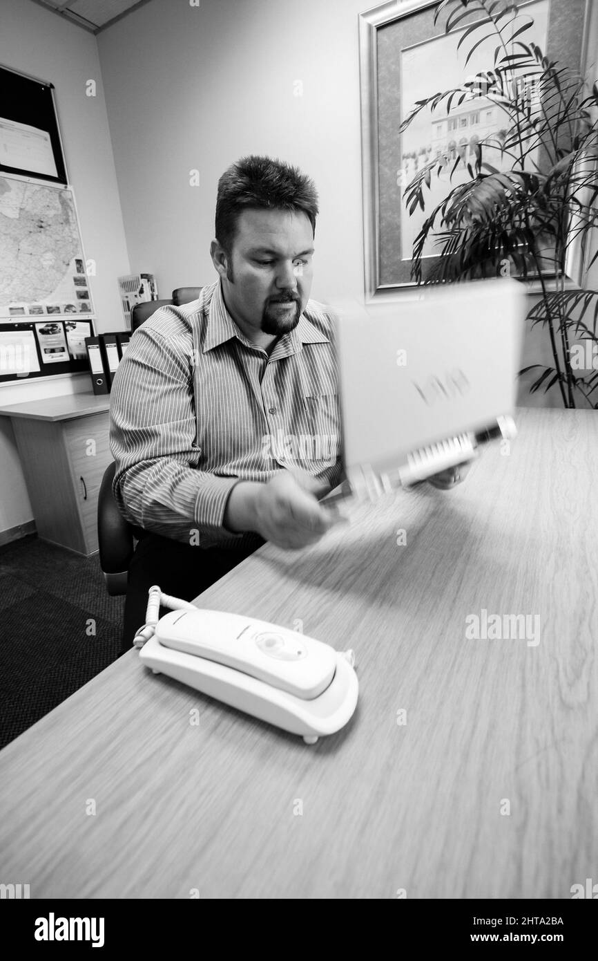 Angry man frustrated with broken laptop computer Stock Photo - Alamy