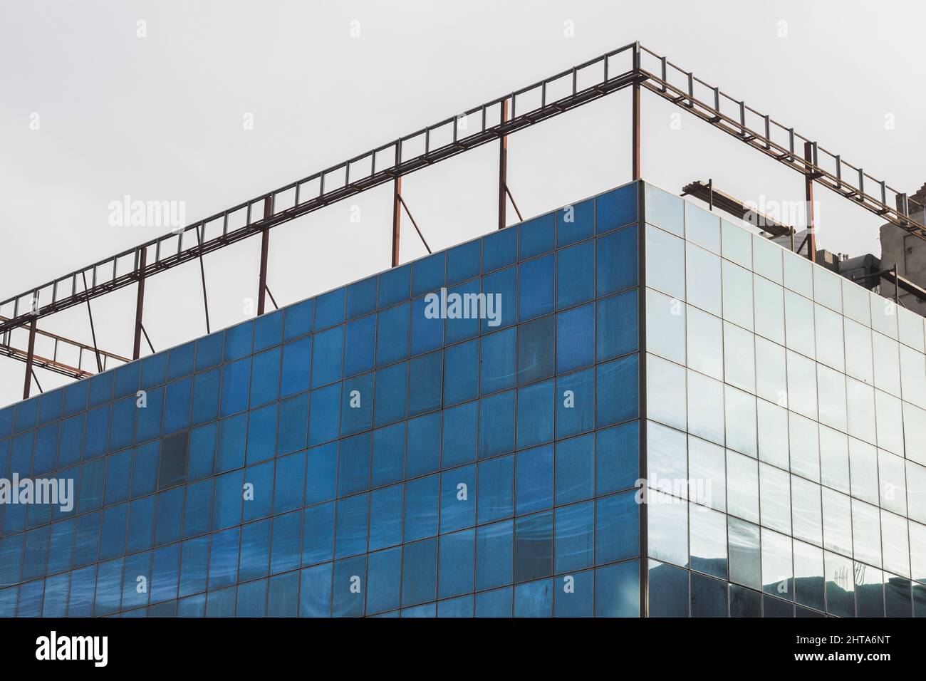 Perspective of a building with reflecting mirror tiles Stock Photo - Alamy
