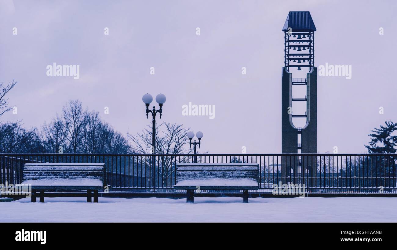Shot of University of Illinois at Urbana-Champaign, South Quad ...
