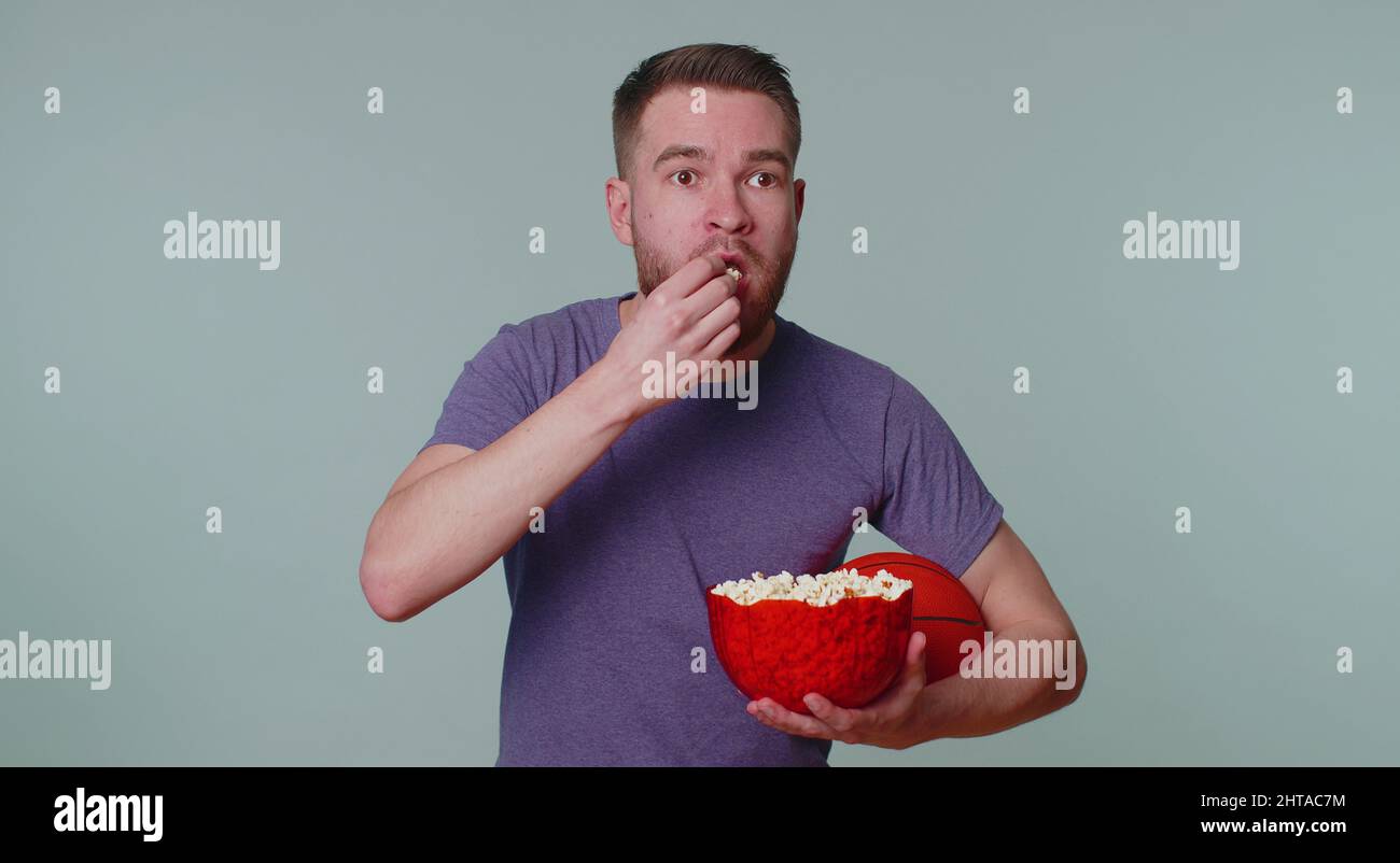 Basketball popcorn eating hi-res stock photography and images - Alamy