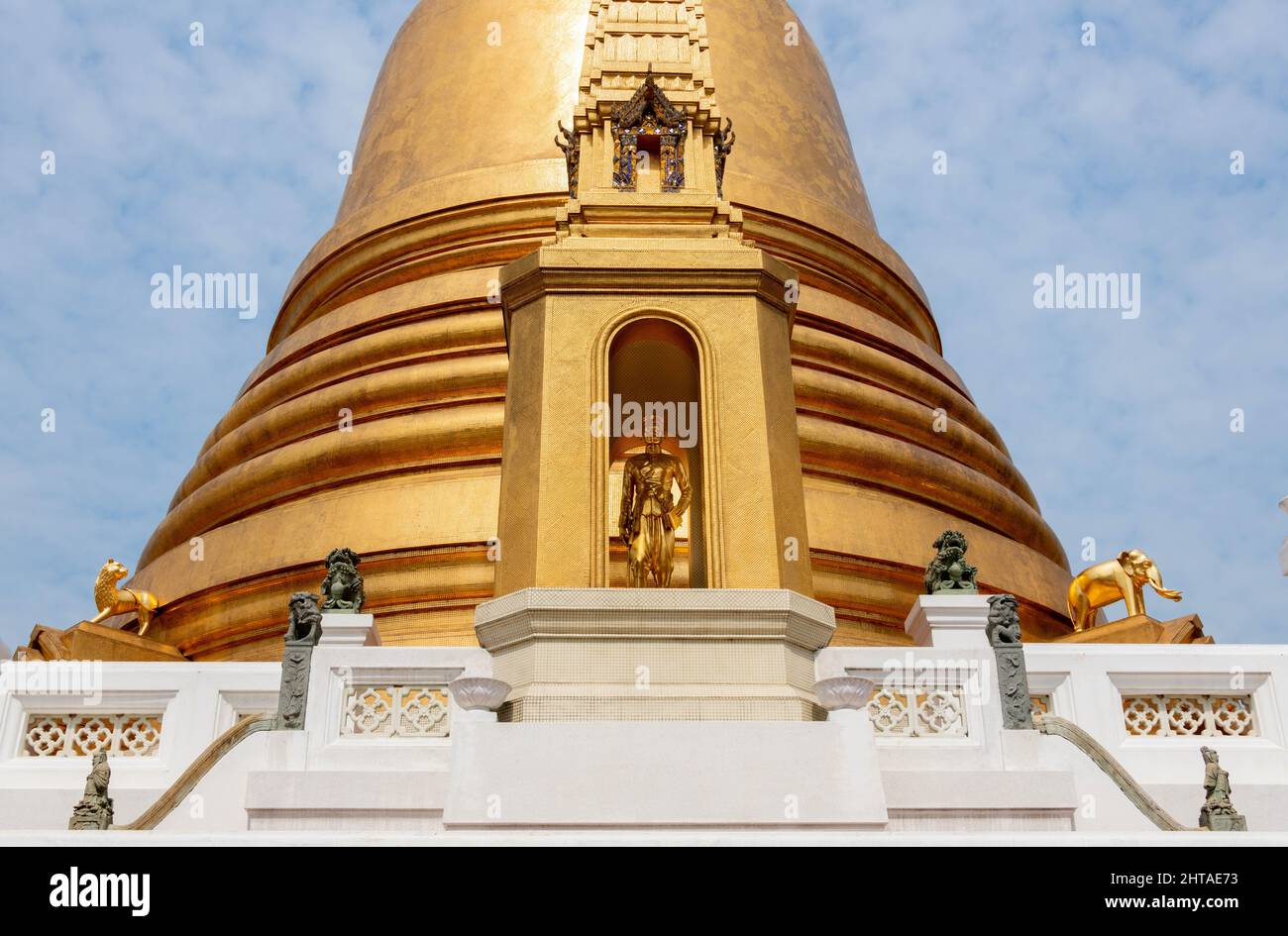 Golden stupa at Wat Bowonniwet Buddhist temple in Bangkok Stock Photo ...