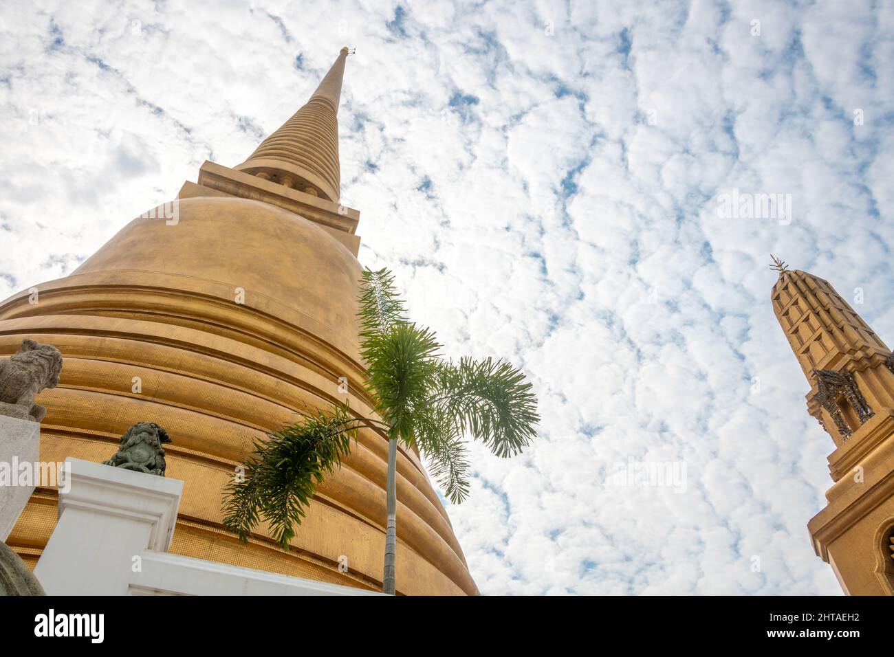 Golden stupa at Wat Bowonniwet Buddhist temple in Bangkok Stock Photo ...
