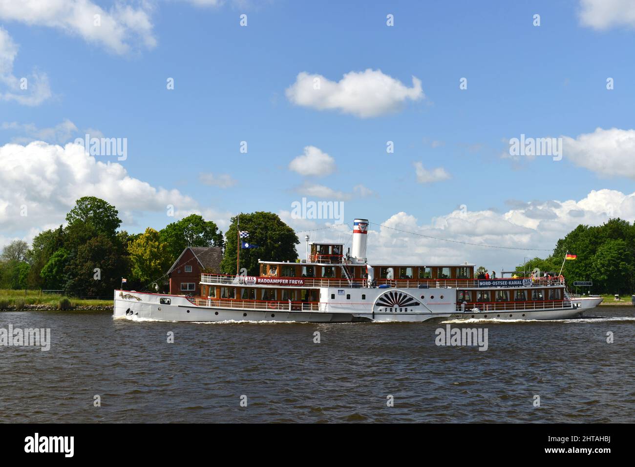 Side wheel paddle ship hi-res stock photography and images - Alamy