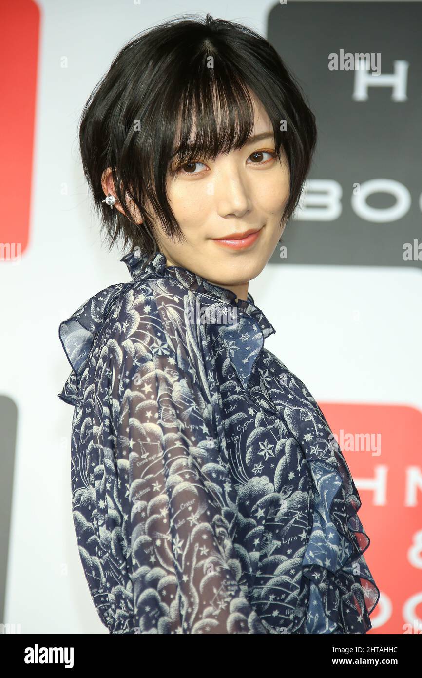 Japanese artist Kaoru Mitsumune released her first photo book and attended a press conference ...