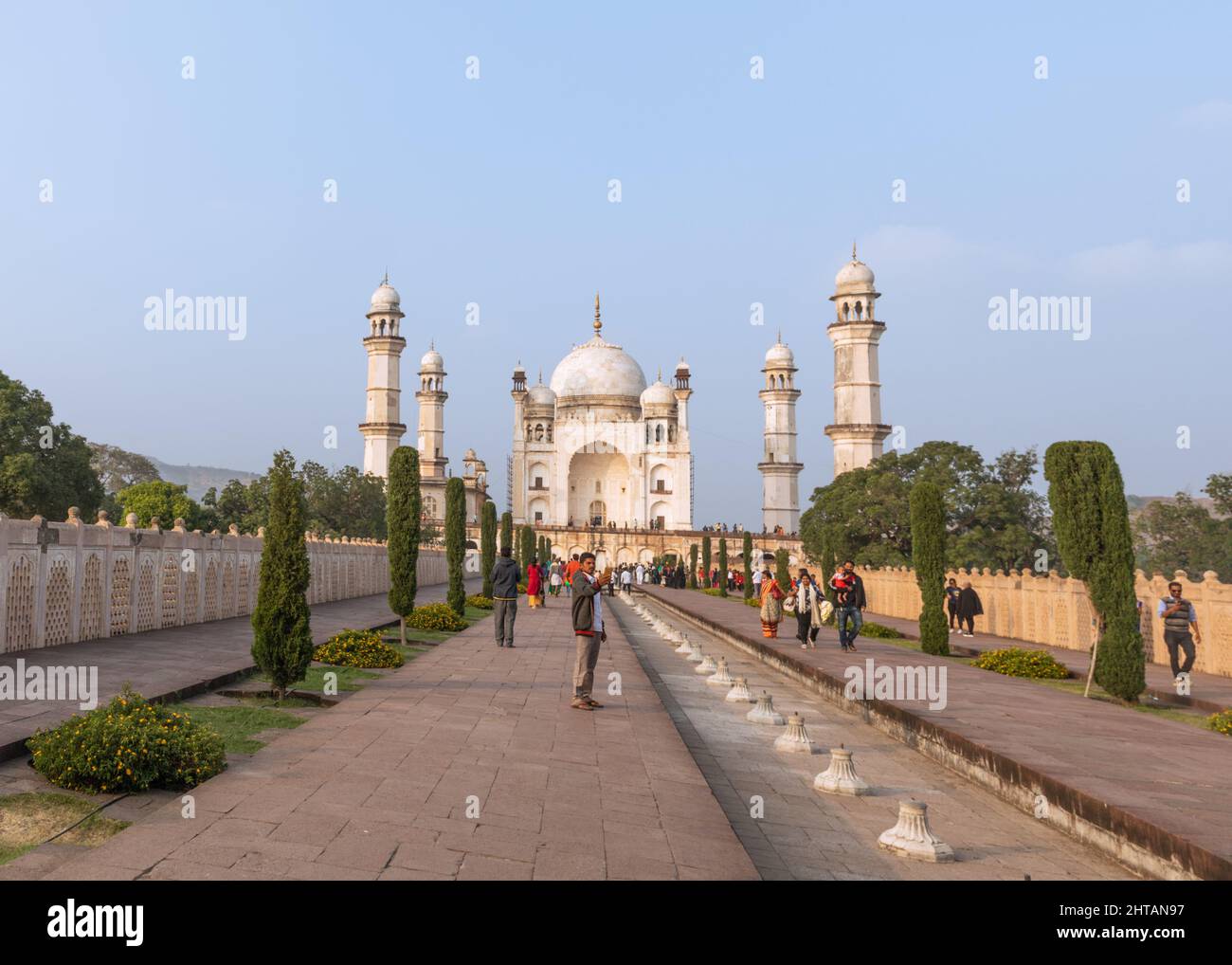 Pathway to the Makbara similar to Taj Mahal Stock Photo - Alamy