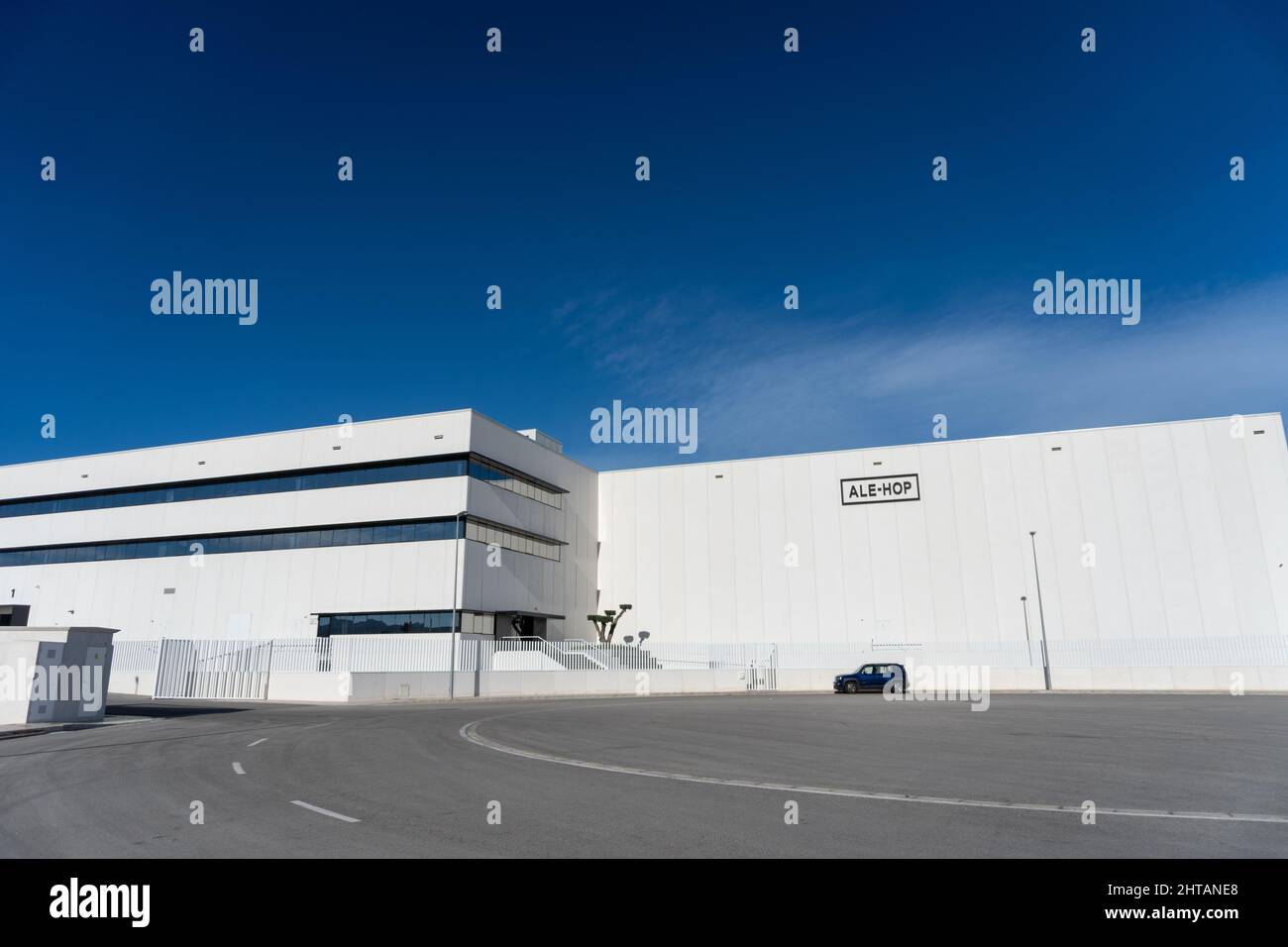 Big white warehouse building Stock Photo - Alamy