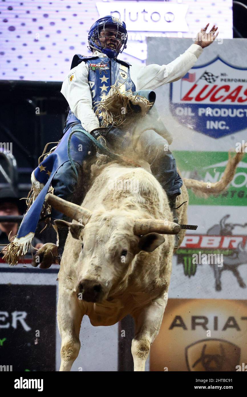 Elijah mitchell rides bull pbr pluto tv invitational crypto com arena ...