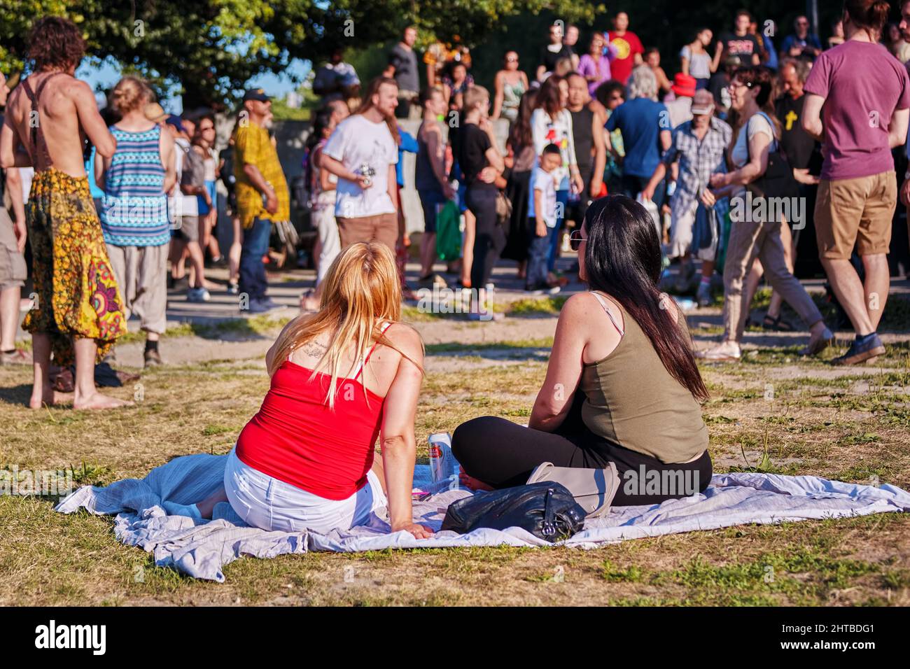 Crowded celebration sitting fun hi-res stock photography and images - Alamy