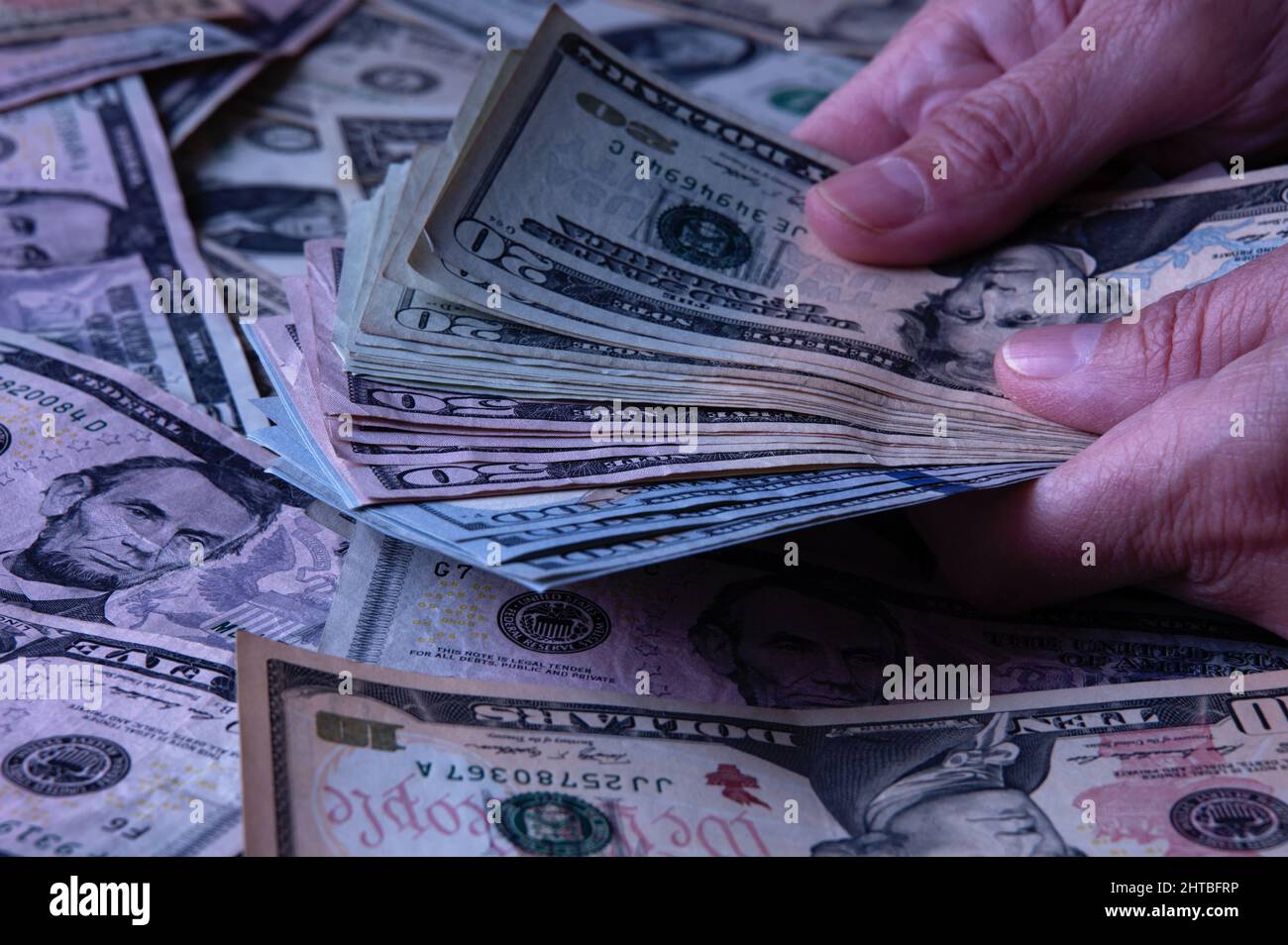 Hands holding money hi-res stock photography and images - Alamy