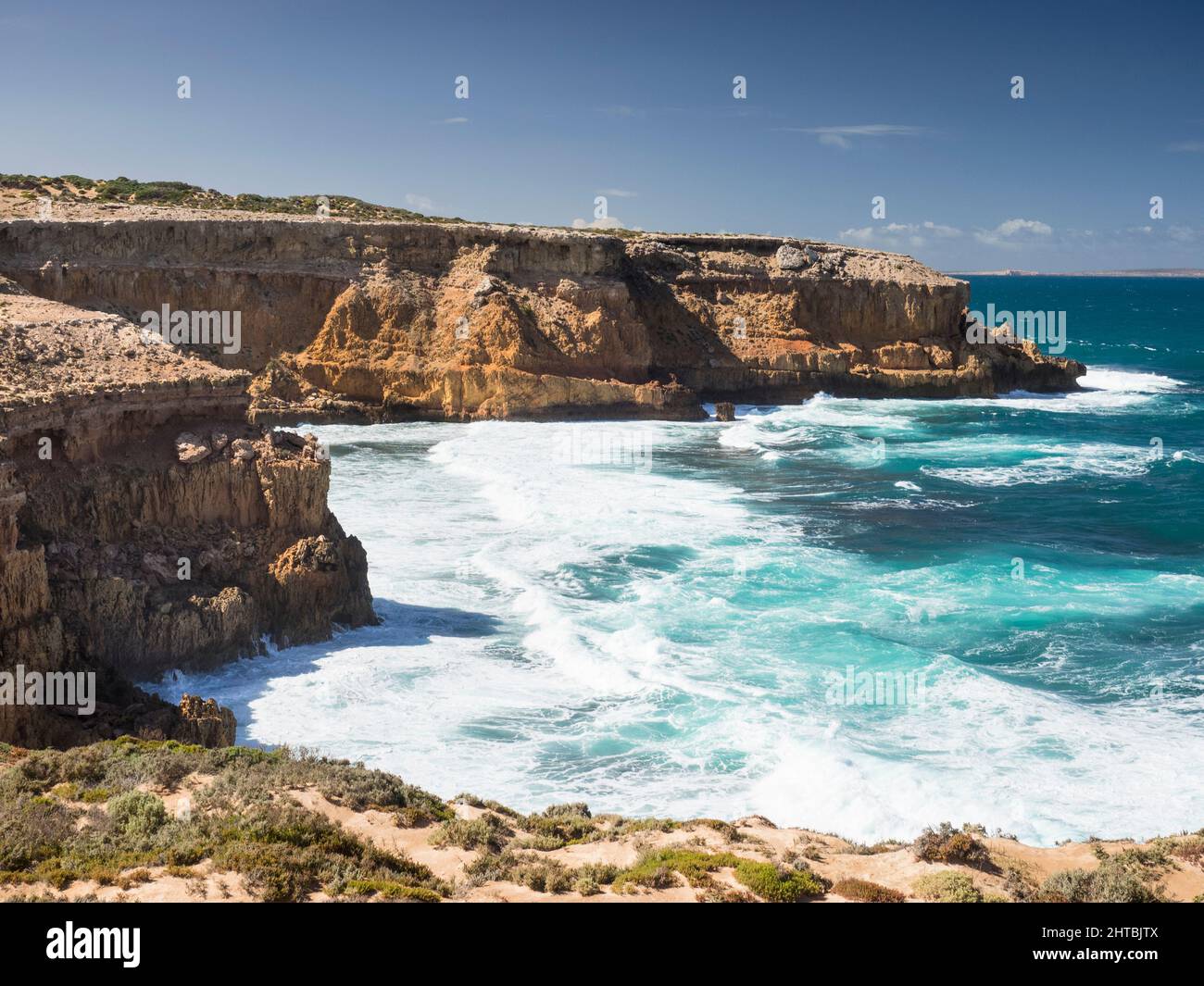 Sea cliffs at Cape Bauer overlooking the Southern Ocean, Streaky Bay ...