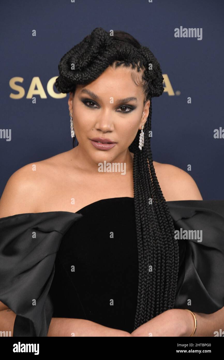 Emmy Raver-Lampman arrives at the 28th Screen Actors Guild Awards held ...
