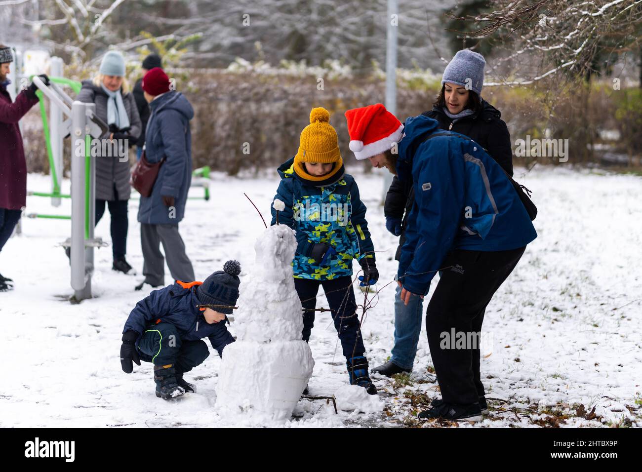 Children building a snowman hi-res stock photography and images - Alamy