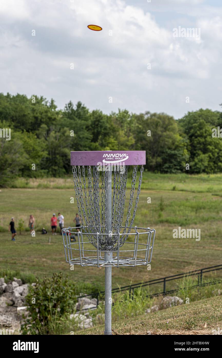 People playing disc frisbee golf Stock Photo - Alamy