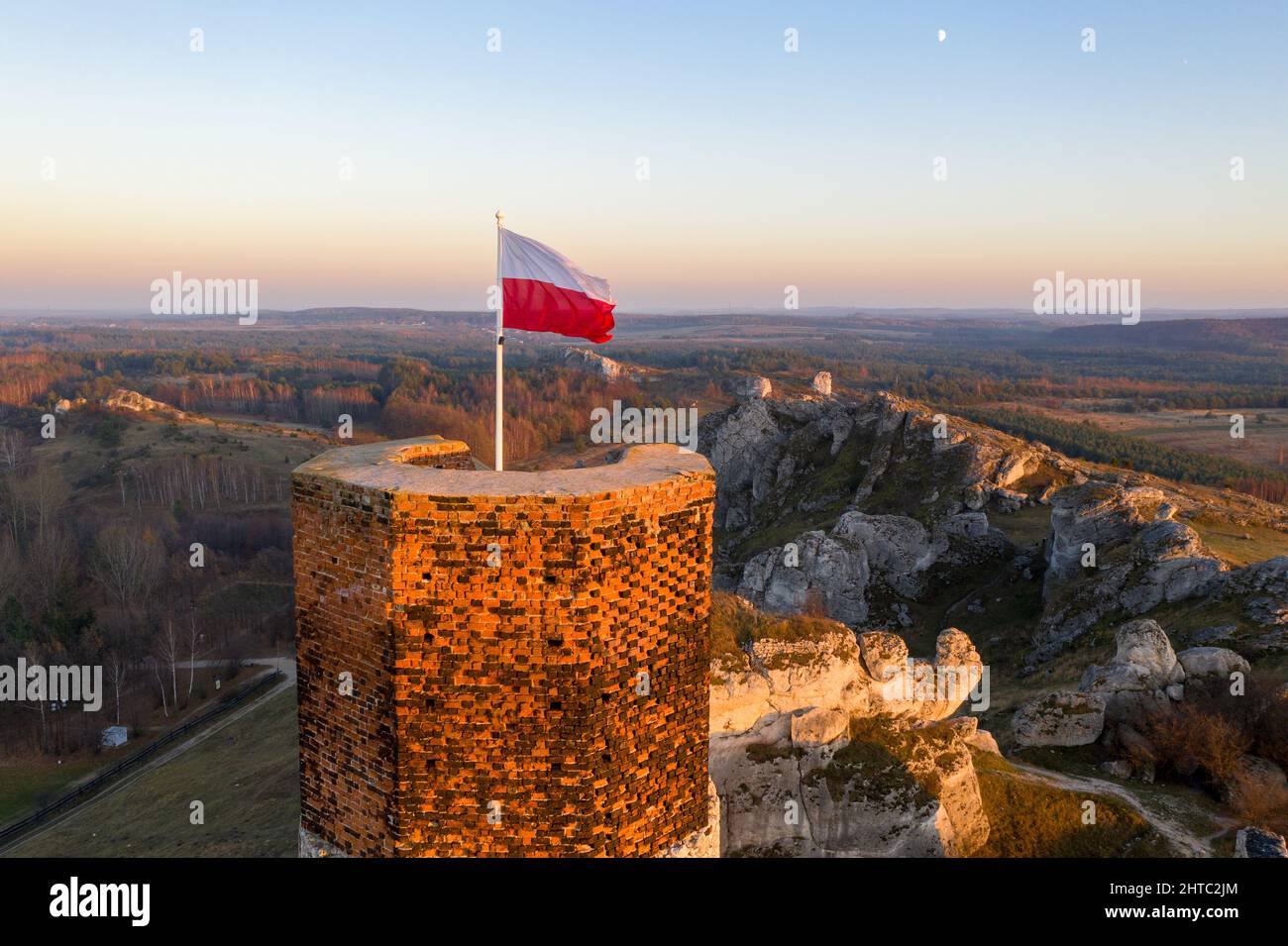 Medieval Olsztyn castle tower with Polish flag Stock Photo - Alamy