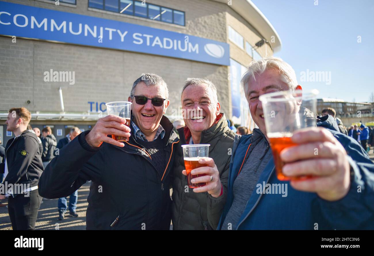 England fans drinking stadium hi-res stock photography and images - Alamy