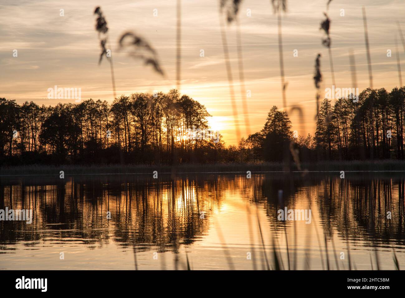Beautiful landscape sunset view over reflecting lake water with ...