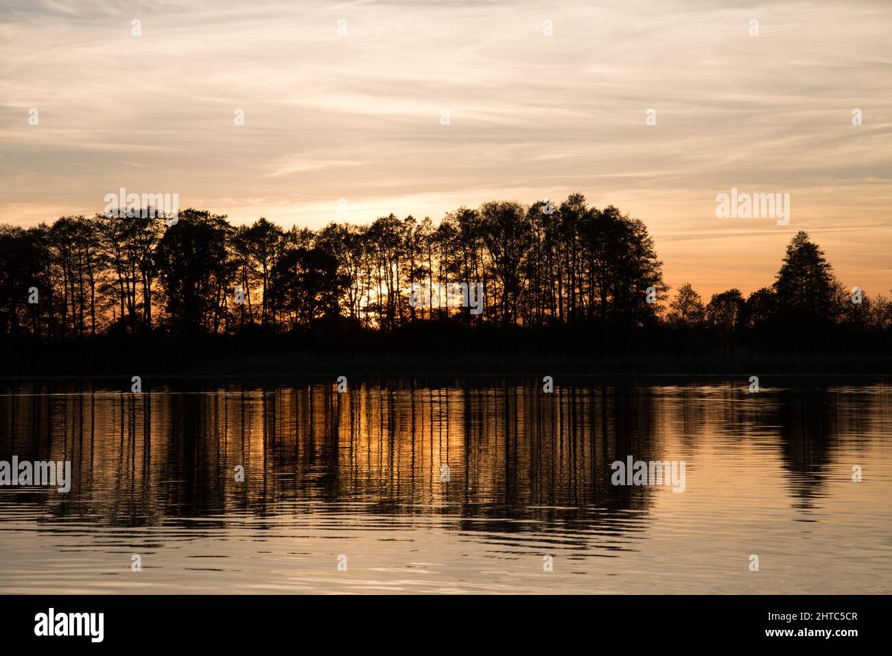 Beautiful landscape sunset view over reflecting lake water with ...