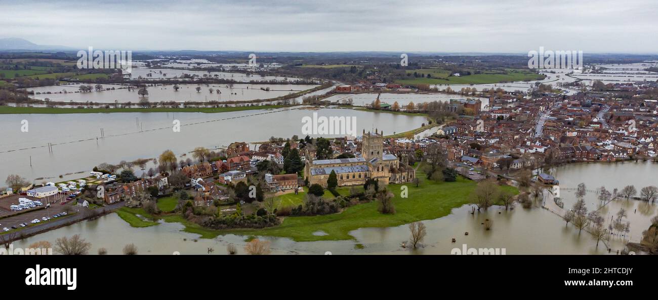 Flooding around Tewkesbury Abbey in Gloucestershire where the Rivers ...