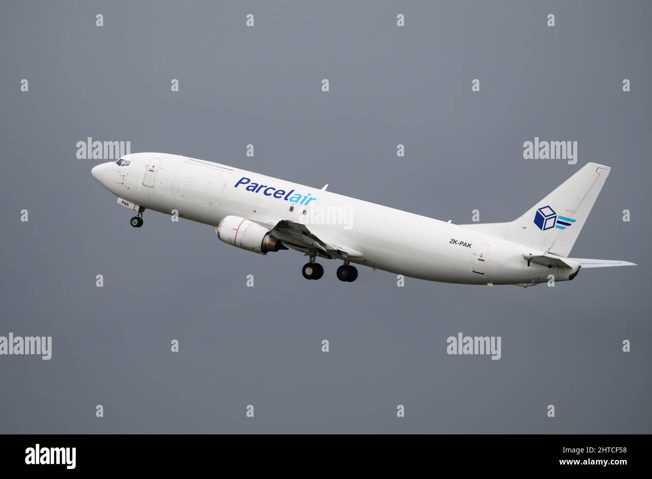 Parcel Air Boeing B737 taking off Stock Photo - Alamy