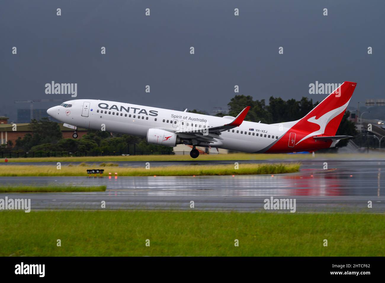 Qantas Boeing B737 taking off Stock Photo - Alamy